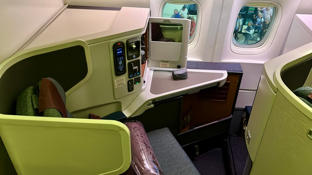 Qatar Airways Business Class Boeing 777-300ER | Male to Doha ...